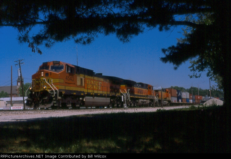 BNSF 4543 leads a westbound through the east switch